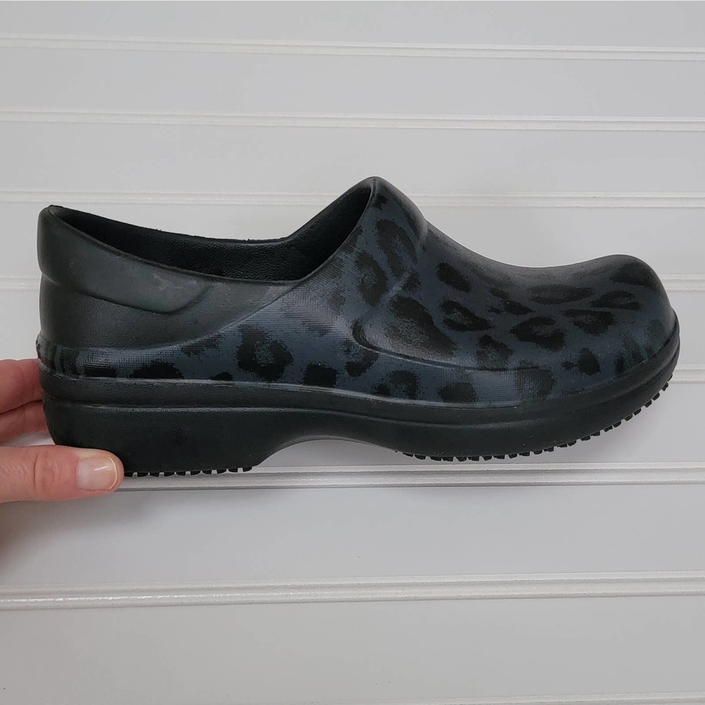 Crocs Women's Felicity Leopard Print Clogs - Gem